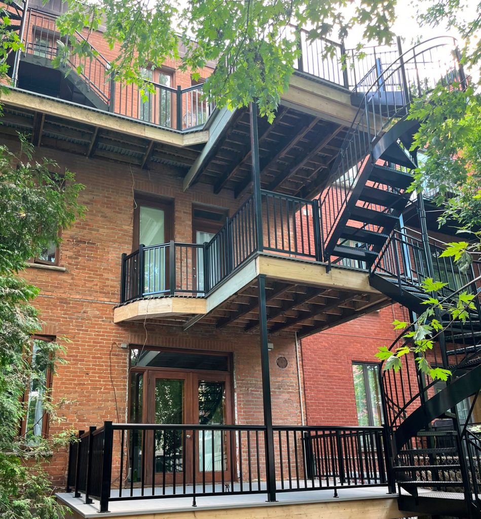Balcons sur mesure à Montréal - Escalier Mtl